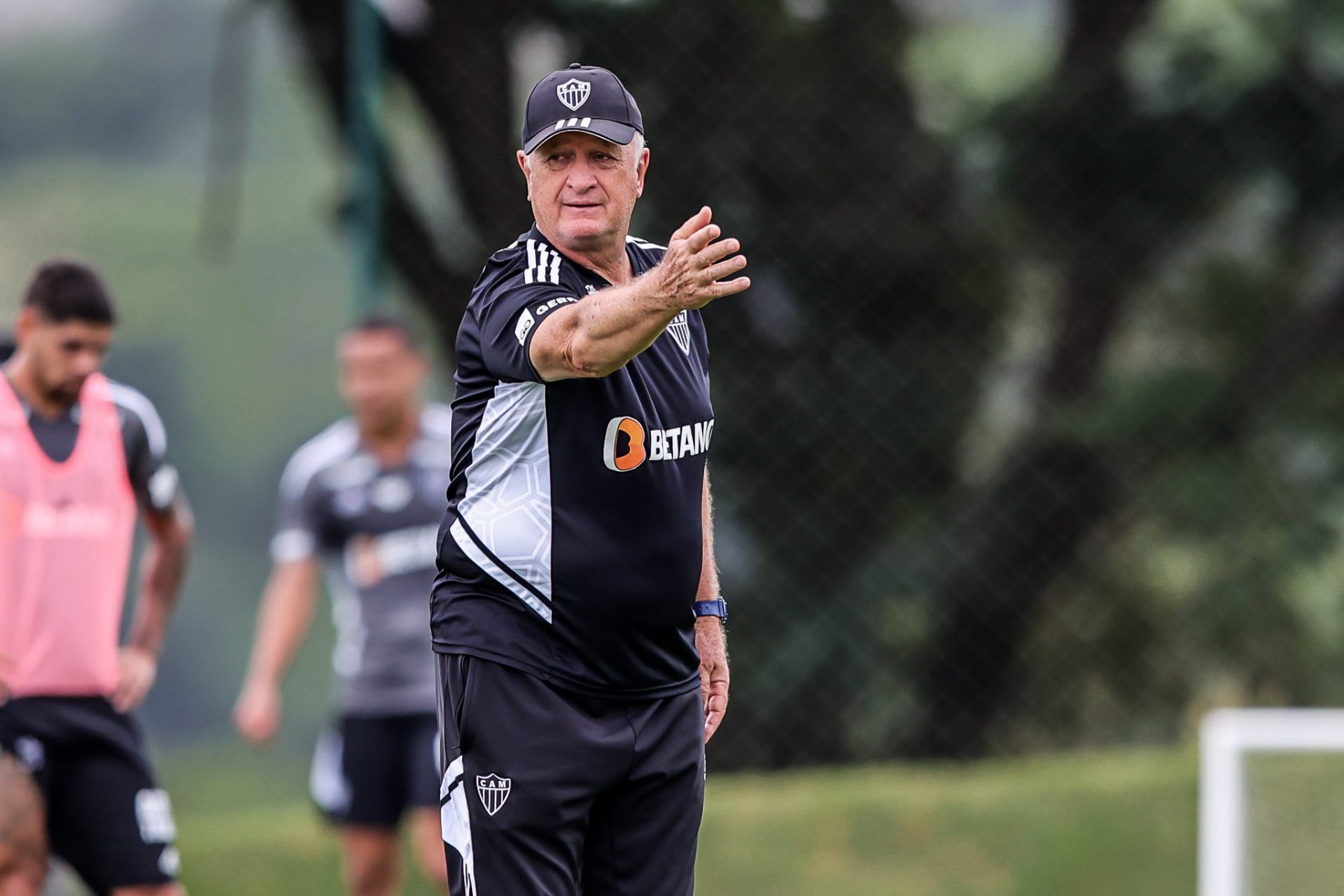 Scolari tem início de semana mais leve, com boa notícia para o clássico ...